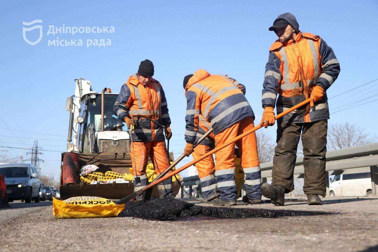 У Дніпрі ремонтують дороги на найбільш аварійних ділянках Читайте на Ukr Net